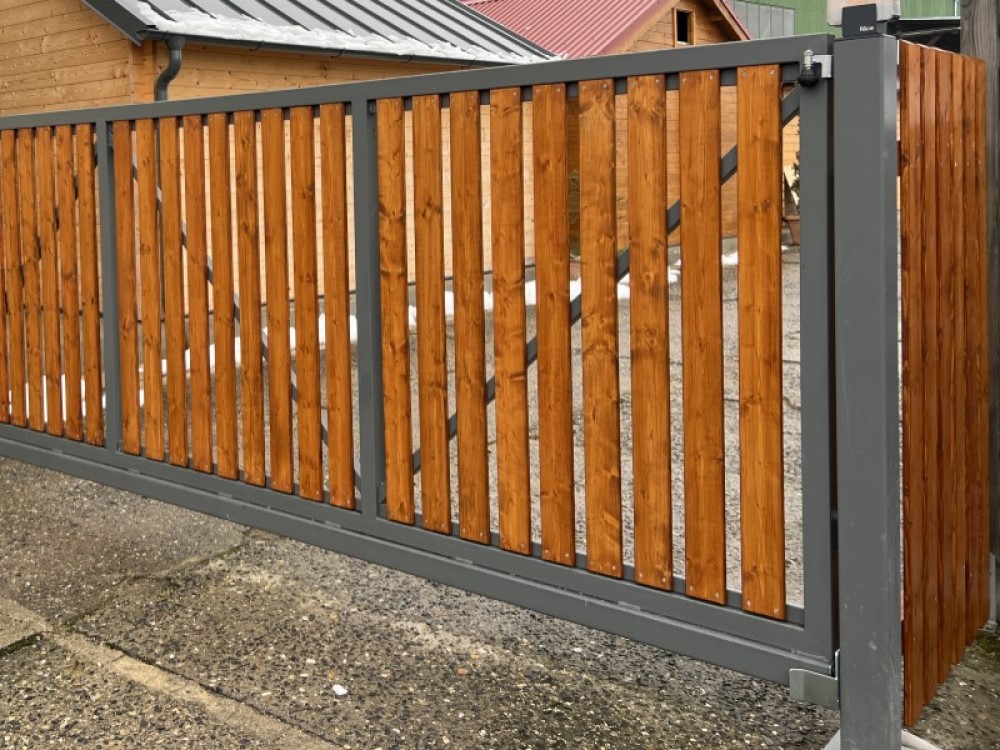 Jaké informace potřebujeme znát pro stanovení ceny dřevěného plotu za metr?